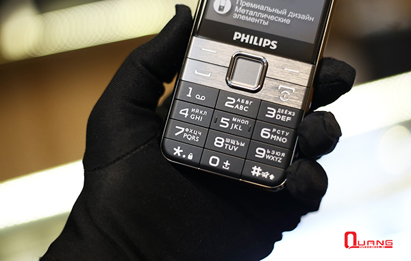 Philips E590 Nga: Pin Liên Tục 44 Giờ - Quangmobile.vn